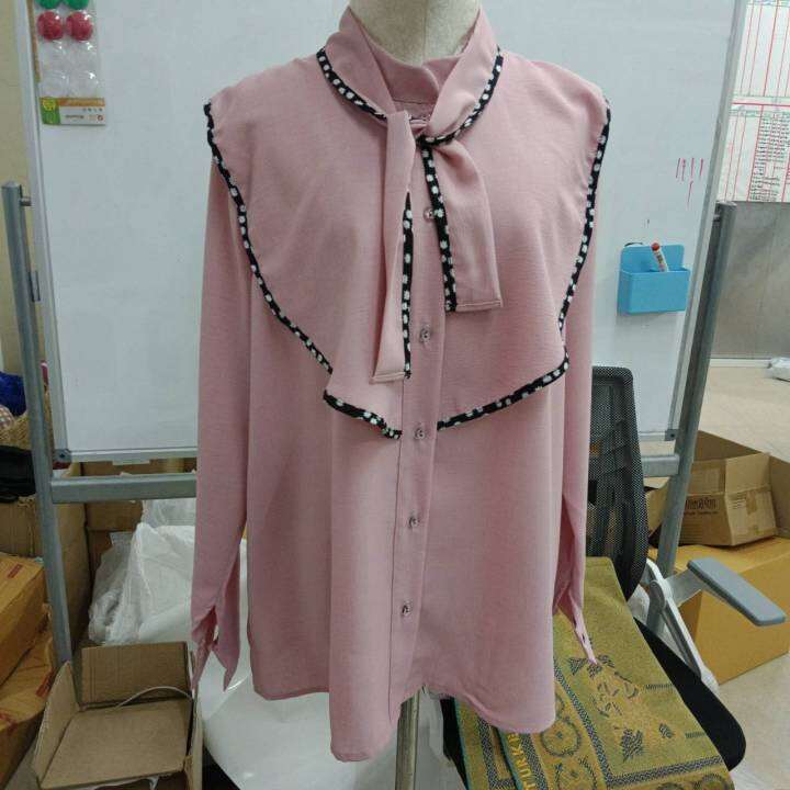 เสื้อคอระบายขอบกุ๊น แถมเชือกผูกคอที่เข้ากับตัวเสื้อ 1 เส้น งานกระดุม