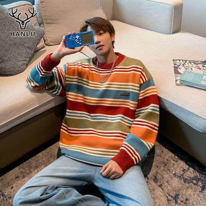 Hanlu เสื้อไหมพรมชาย เสื้อถักสไตล์เกาหลีเสื้อกันหนาวลายทางสีสันสดใส ...