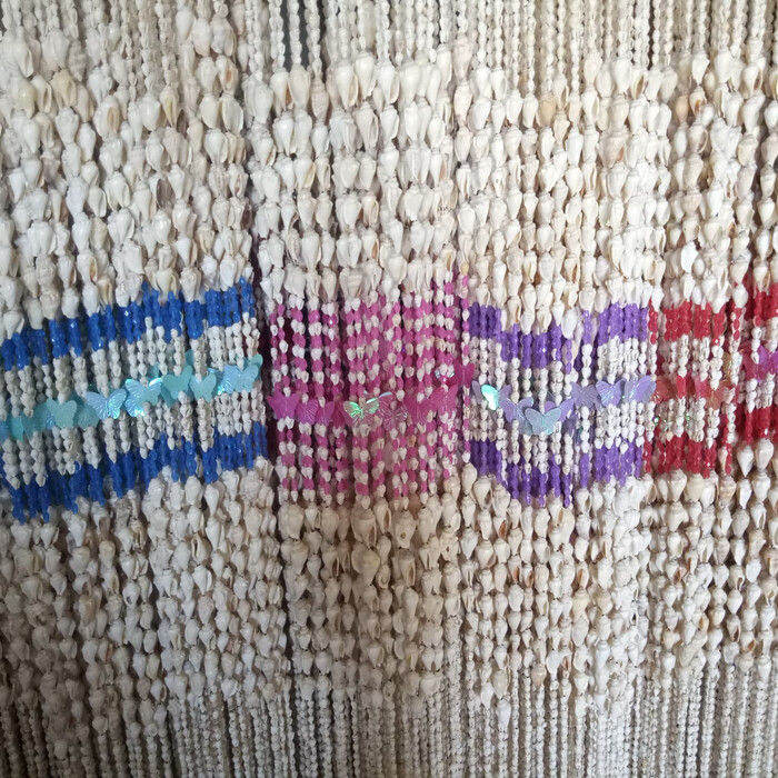 tirai rumbai kerang putih dan hitam motif kupu kupu cantik yang lagi ...