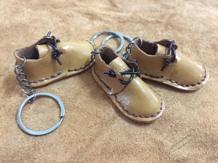 พวงกุญแจรองเท้าหนังแท้ - Handmade 2 ชิ้น | Lazada.co.th