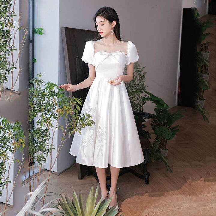 White satin evening dress can usually be worn in summer light luxury ...