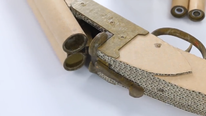 Cardboard gun corrugated DIY manual machinery can launch chicken-eating ...