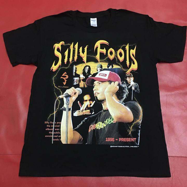 💜 เสื้อยืดผ้าฝ้ายพิมพ์ลาย Silly Fools Band สไตล์วินเทจสำหรับทุกเพศ ...