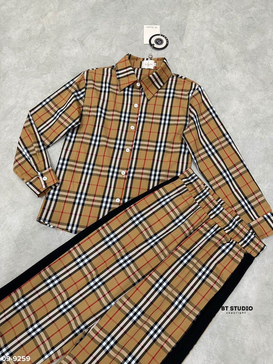 งานป้าย BT-Studio set 2ชิ้นเสื้อเชิ้ตแขนยาวคอปกกระดุมหน้า แมทซ์กับกางเกงขายาวเอวสม๊อคแต่งแถบข้าง ...