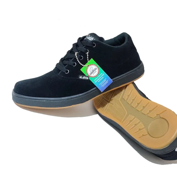 Sepatu Kets Cowok Hitam Polos Sneakers Pria Keren Buat Gaya Kerja ...