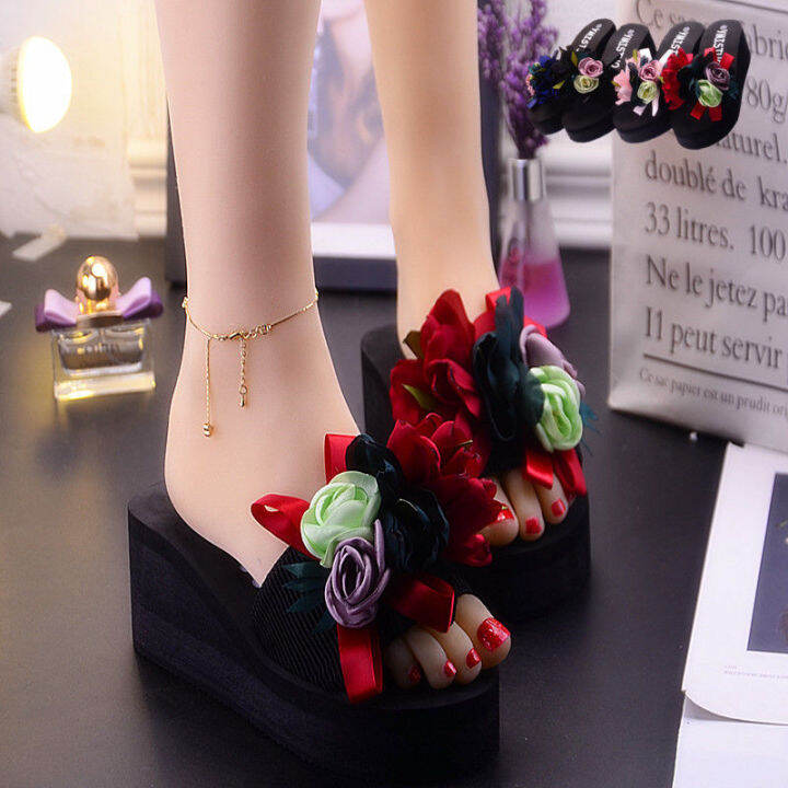 Mga sandalyas at tsinelas sa tag-init na pambabae ay nagsusuot ng ... Mga sandalyas at tsinelas sa tag-init na pambabae ay nagsusuot ng ...