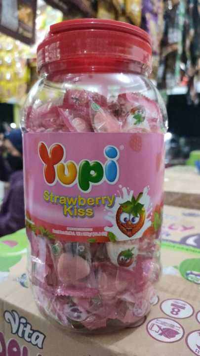 Permen Yupi Kiss Strawberry jar/toples permen enak dan murah | Lazada ...