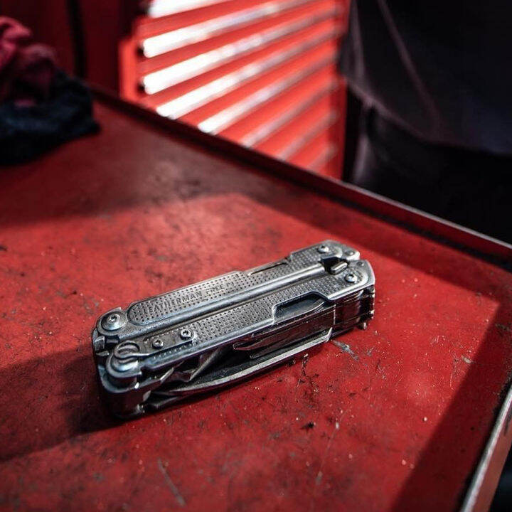 Leatherman Lesemann FREE P2 P4 magnetic attraction opening and closing ...