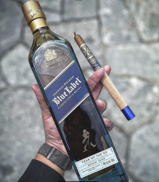 Premium Johnnie Walker Blue Label Blended Scotch Whiskey with Original ...