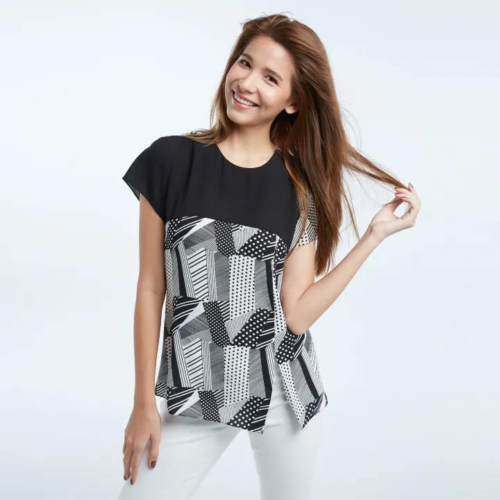 VANNSTOFF Ava Blouse เสื้อคอกลมแขนสั้นที่มาพร้อมกับการตัดต่อผ้าลายและผ้าสีดำเข้าด้วยกัน | Lazada ...