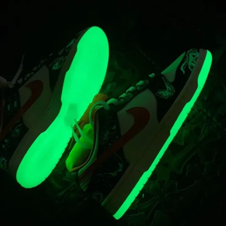 The new 2021 little red book to SB Dunk Low black and white and orange ...