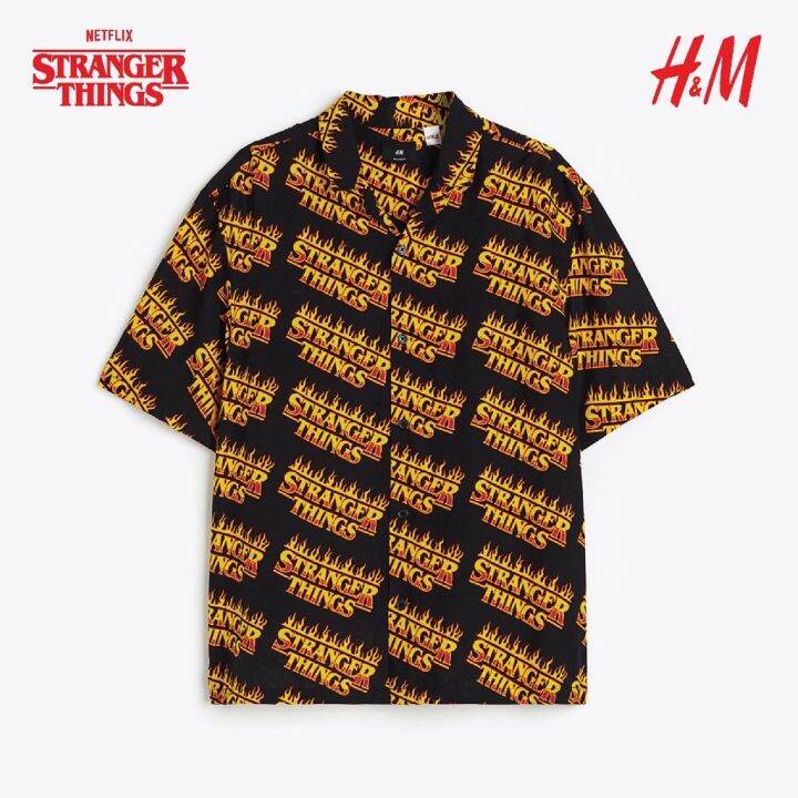 เสื้อเชิ้ตฮาวาย H&M x Stranger Things (ลายไฟ) Relaxed Fit Patterned ...