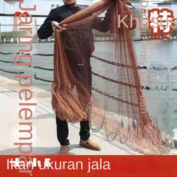 Kebiasaan lama adalah menebarkan jala dan jala ikan dengan jala nelayan ...