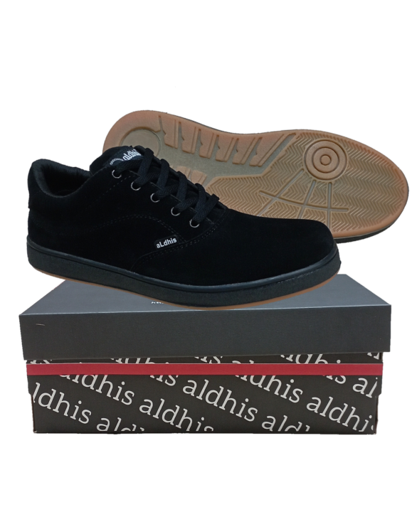 Sepatu Kets Pria Sneakers Keren Hitam Polos Full Black Buat Gaya Kerja ...