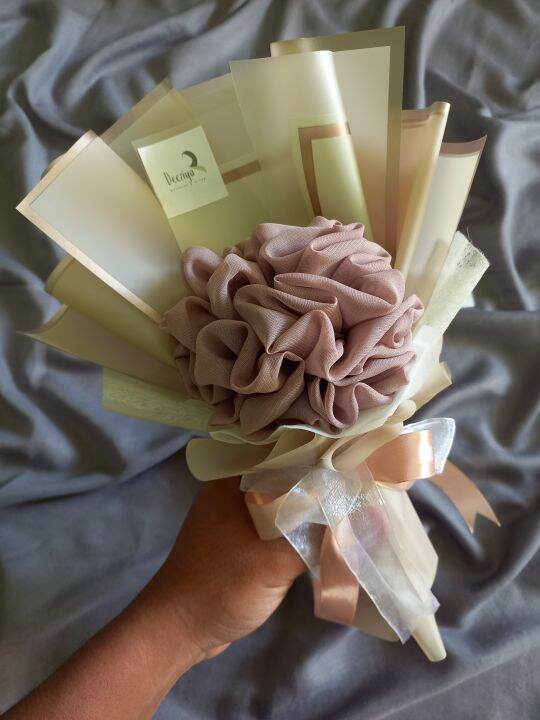 Buket Hijab Bella Square Polycotton Tidak Licin | Bucket graduation ...