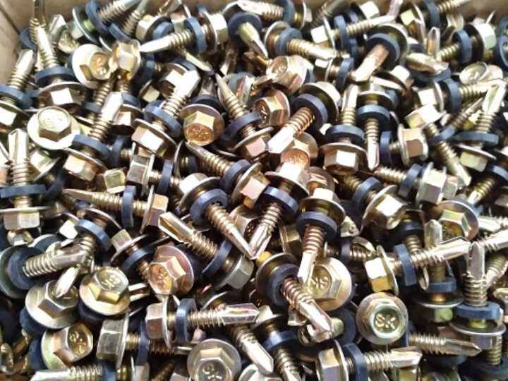 1 dus Baut Roofing 12x20 panjang 2cm isi 800pcs baut Self Drilling ...