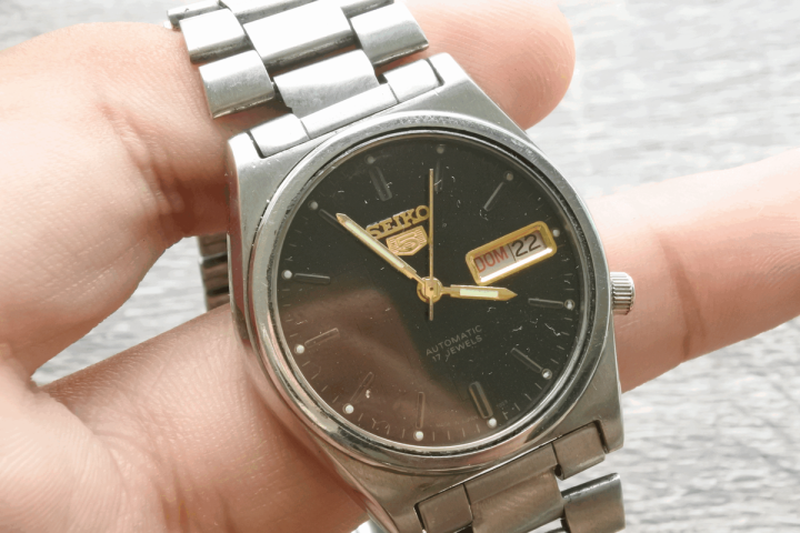 นาฬิกา Vintage มือสองญี่ปุ่น SEIKO 5 FIVE 7009 8760 ระบบ AUTOMATIC ผู้ชาย ทรงกลม กรอบเงิน หน้าดำ ...