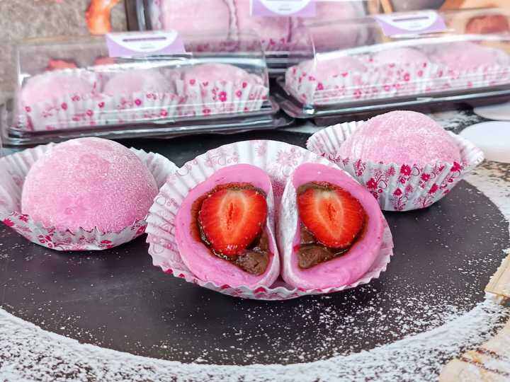 RAJA Mochi Strawberry Utuh Mochi Viral Ukuran Besar Moci Isi Stroberry ...