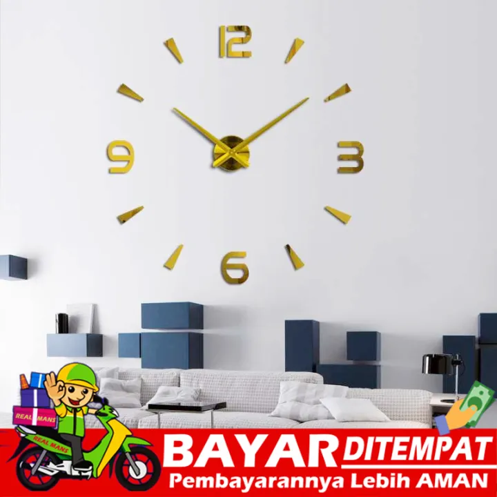 Jam dinding dengan ukuran sangat besar. Angka jam dan jarum jam ...