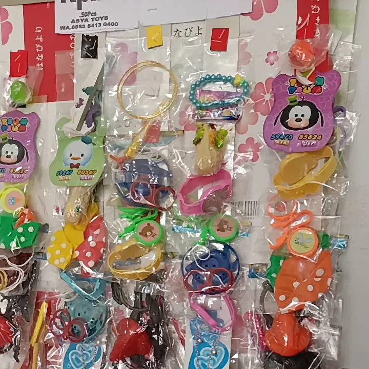 mainan renteng jadul..1 renteng 50 pcs..bisa jual di warung sendiri Rp ...
