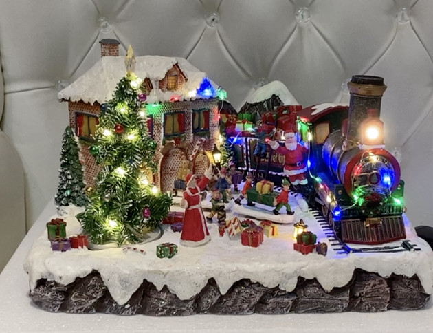 2021 EAS CV Christmas Village Train station with santa + Lights and sounds 34 x 29 x 21 cm ...