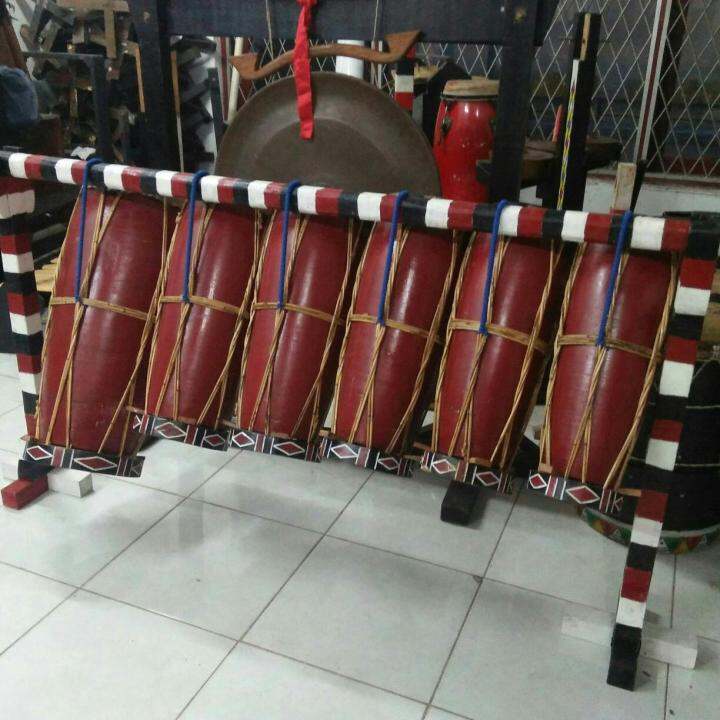Satu set Taganing Tagading alat musik pukul tradisional Batak Tapanuli ...