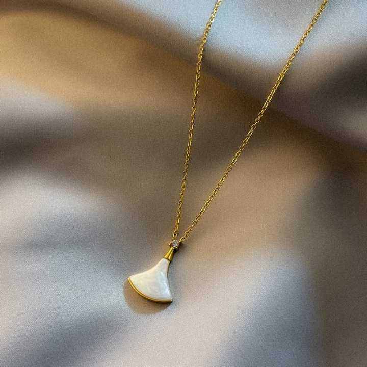 Kalung Rantai Titanium Gold Wanita Plus Liontin Motif Kerang Putih Dan ...