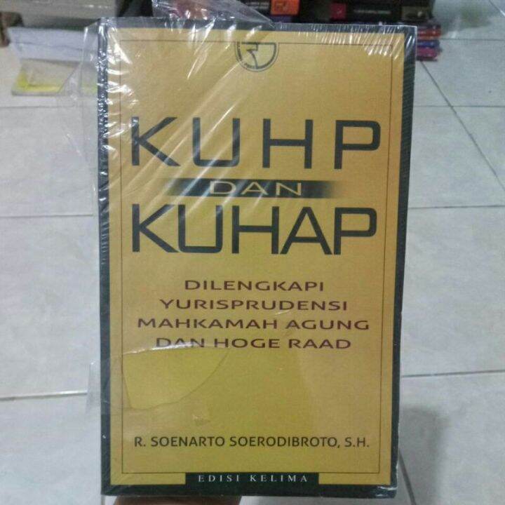 Buku KUHP dan KUHAP dilengkapi yurisprudensi mahkamah agung dan hoge ...