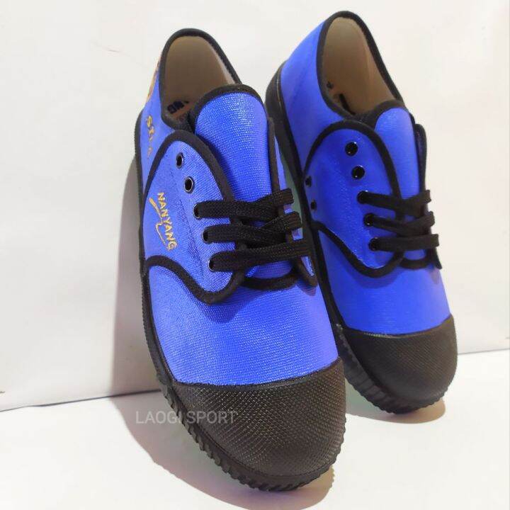 Sepatu takraw nanyang berwarna biru hitam gratis costum nama dan gamar ...