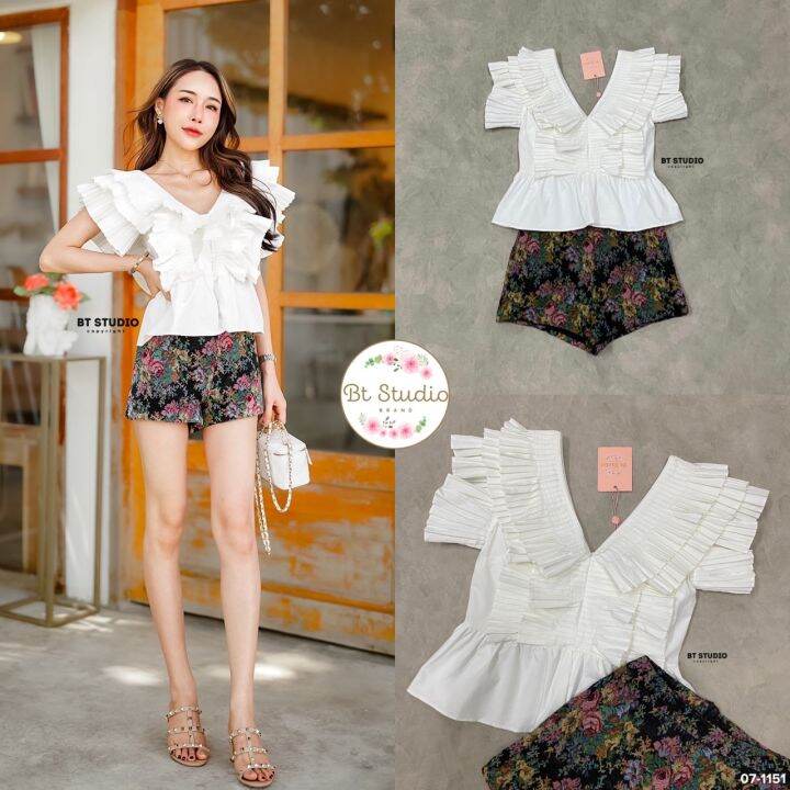 งานป้าย BT-Studio set 2ชิ้นเสื้อครอปแขนระบายคอวีแต่งกระดุมด้านหน้าเรียงกัน แมทซ์กับกางเกงขาสั้น ...