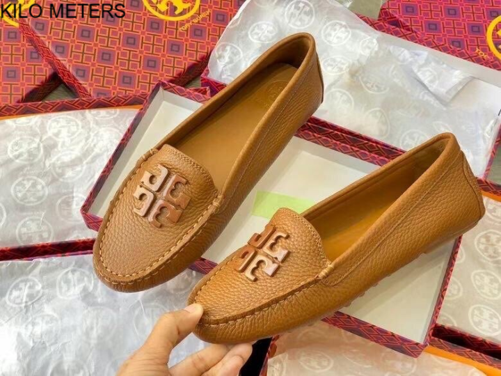 KILO METERS [Authentic] Tory Burch The upper is made of lychee grain ...