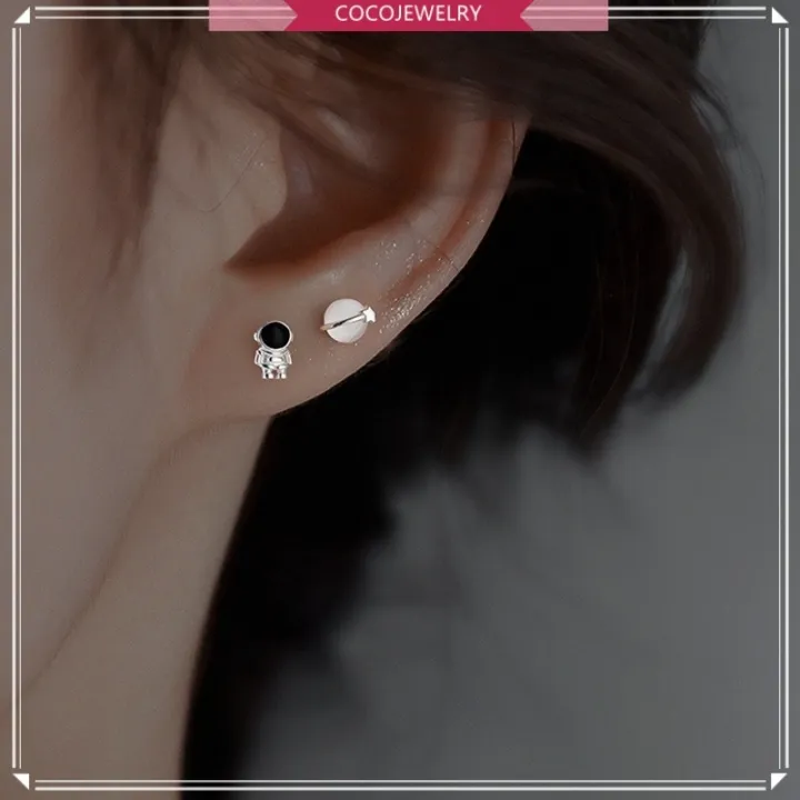 2022ใหม่ S925เงินสาวต่างหูเวอร์ชั่นเกาหลีแฟชั่นนักบินอวกาศสตั๊ดหญิงแสงหรูหราไม่สมมาตรดาวเคราะห์ ...