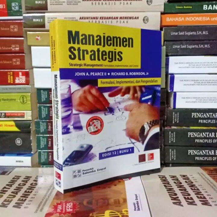 MANAJEMEN STRATEGIS Formulasi, implementasi, dan Pengendalian edisi 12 buku 1 oleh John A ...