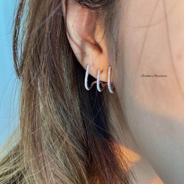 Triplets zane earrings. (ต่างหูแบบติดหู งานชุบทองคำขาว เพขร CZ ...