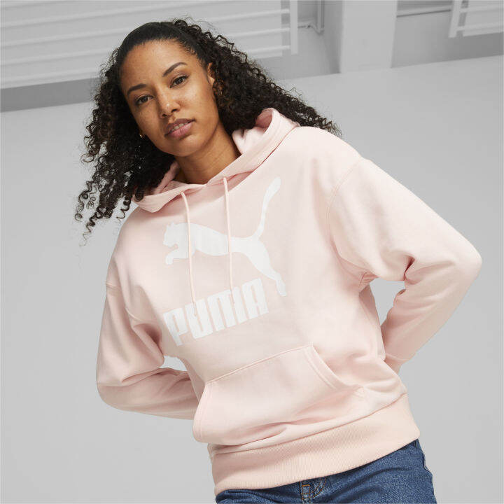 PUMA SPORT CLASSICS - เสื้อฮู้ดผู้หญิง Classics Logo สีชมพู - APP ...