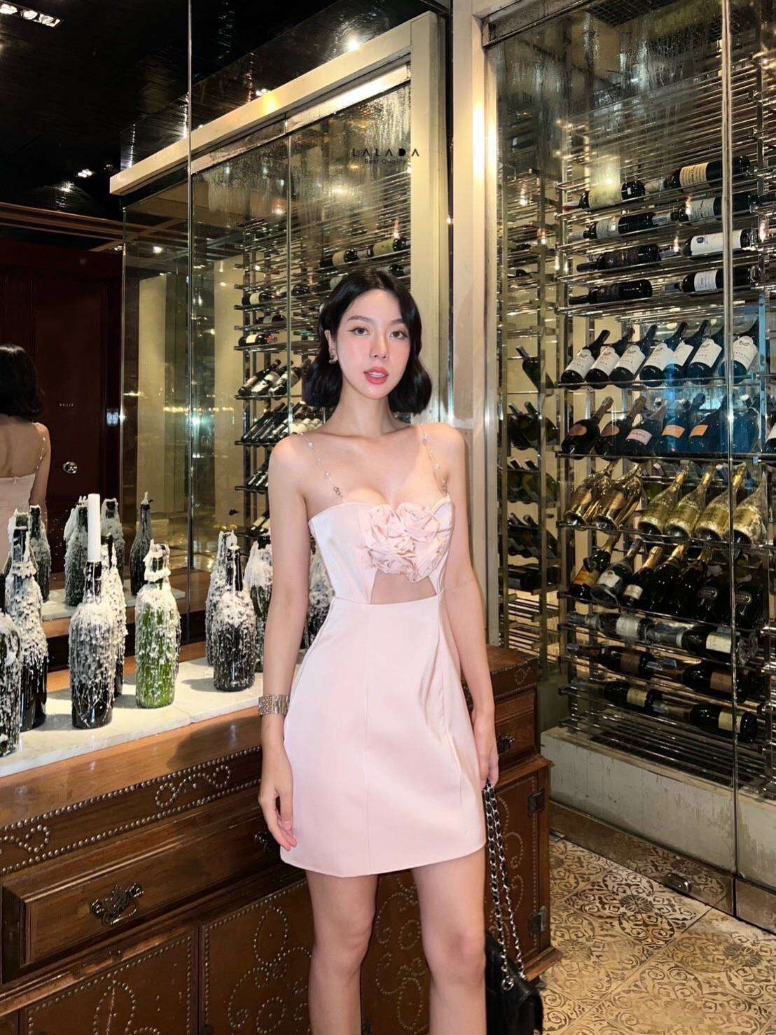 งานป้าย Lalada เดรสสายเดี่ยวสีชมพูอกเสริมฟองน้ำ ช่วงอกแต่งดอกกุหลาบสามารถถอดได้ช่วงสายแต่งลูกปัด ...