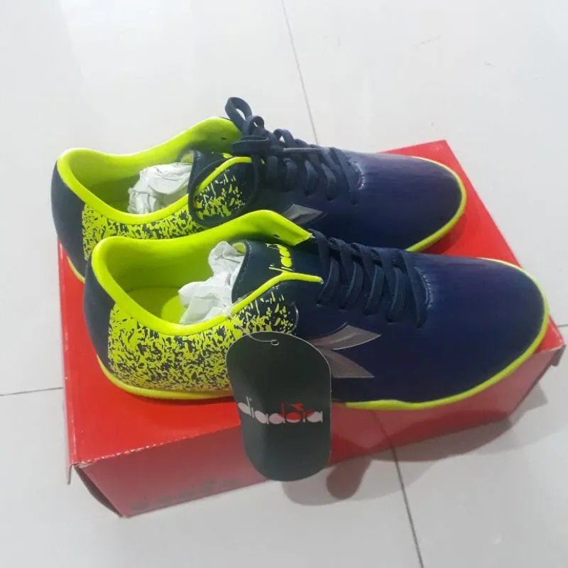 Sepatu Futsal Diadora Merah