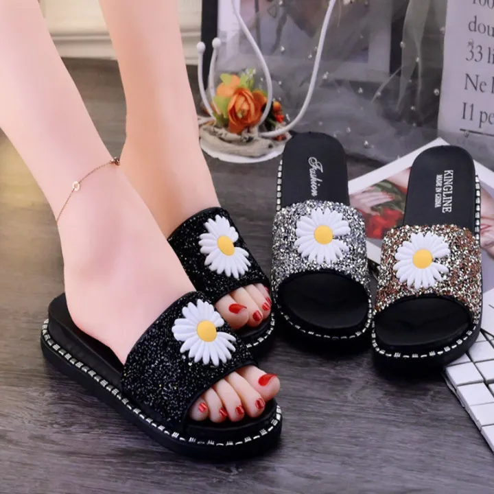 Mga sandalyas at tsinelas na pambabae ay nagsusuot ng bagong tag-araw ...