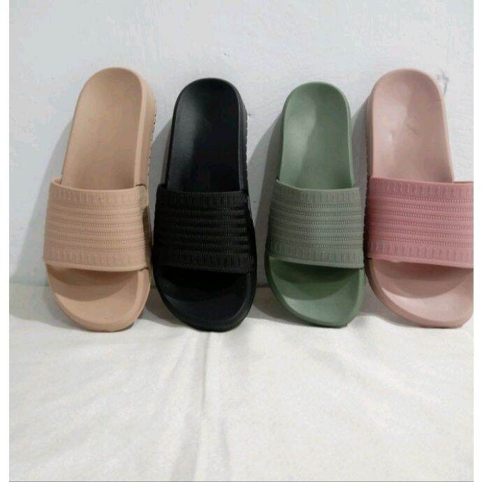 Sendal Slop wanita Merek IRSOE dengan tampilan yang simple, elegan dan ...