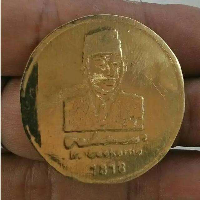 Uang Koin Emas Gambar Soekarno dan Gambar Garuda bahan Kuningan ...