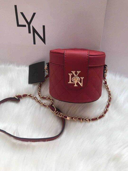 กระเป๋าสะพายไหล่ สะพายข้าง ทรงกระปุก Lyn Mini Crossbody Bag คอลเลคชั่น ...