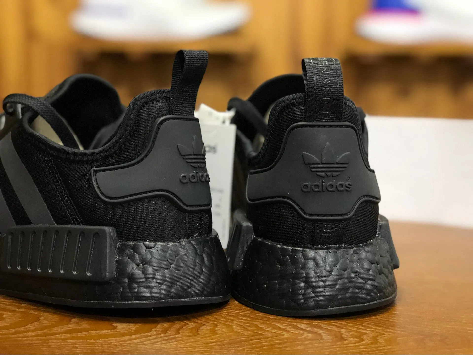【รับประกัน 3 ปี】Adidas Nmd R1 Boost Men's and Women's Sports รองเท้า ...
