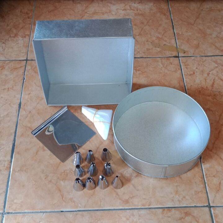 2 macam loyang + spuit 10 macam skeper kotak dan 10 lembar platik ...