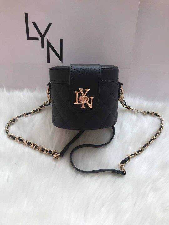 กระเป๋าสะพายไหล่ สะพายข้าง ทรงกระปุก Lyn Mini Crossbody Bag คอลเลคชั่น ...