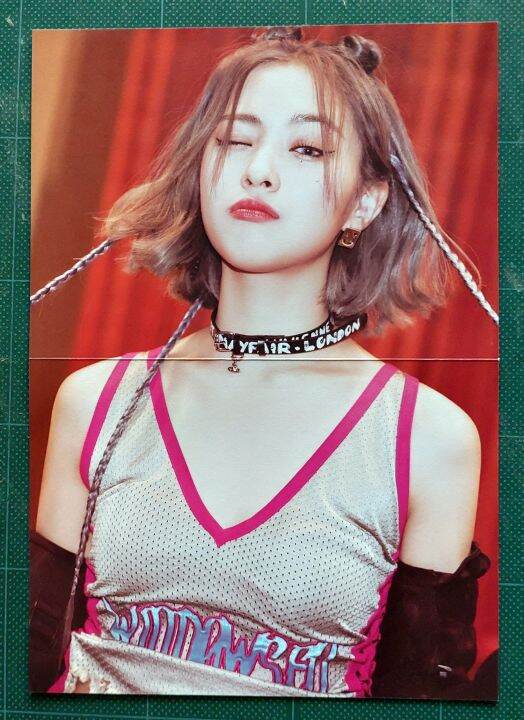 โปสเตอร์ พับ สุ่ม Ryujin ของแท้ จาก อัลบั้ม ITZY - CHESHIRE Album Ver. Limited พร้อมส่ง Kpop ...