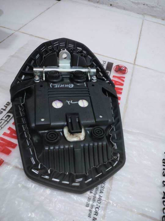 Jok belakang Yamaha R15 VVA V3 BK7-F4710-10 Original Yamaha | Lazada ...