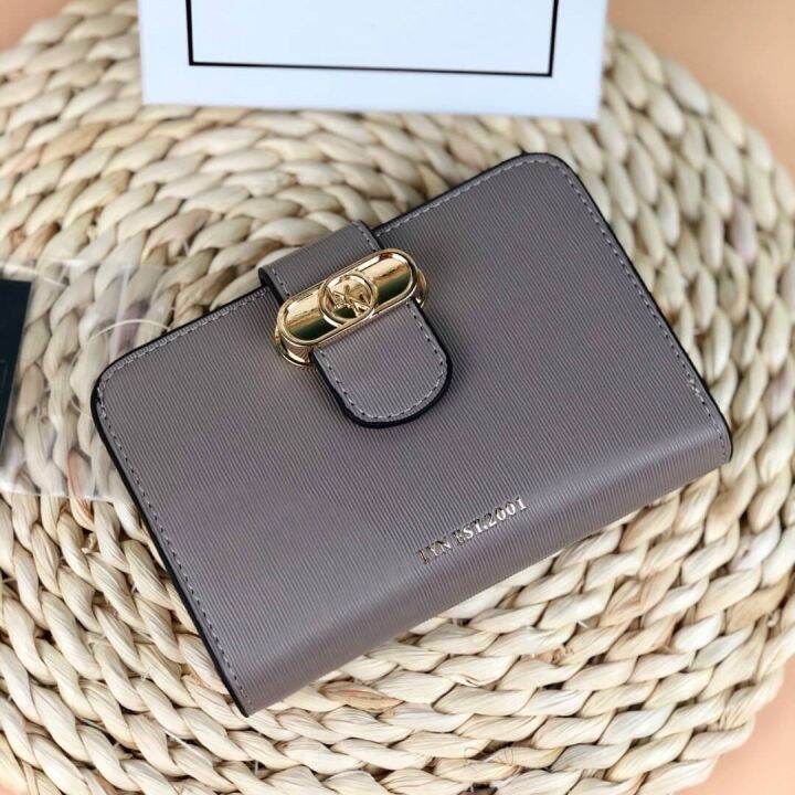 กระเป๋าเงินใบสั้นรุ่นใหม่จากแบรนด์ LYN Short Wallet ด้านหน้าแต่งโลโก้ ...