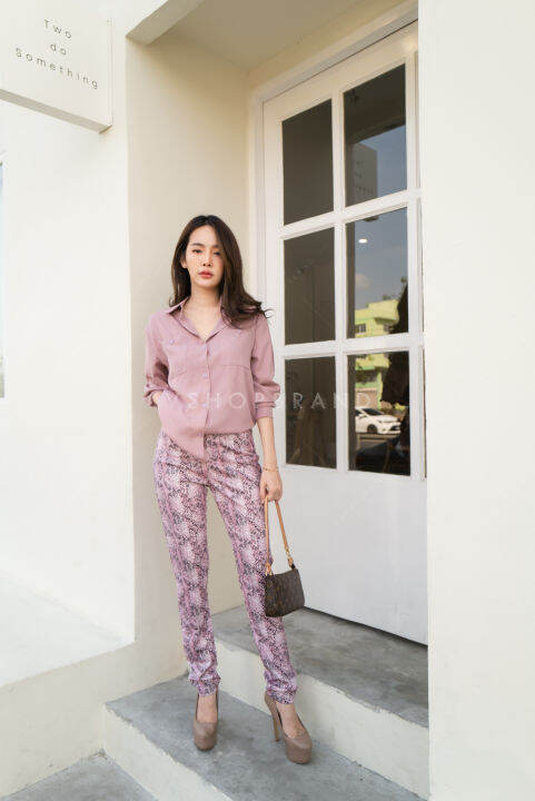 Vshop Set เชิ้ต+สกินนี่ลายงู กับเสื้อเชิ้ตผ้าเปเป้เนื้อดี กระเป๋าหน้า แ ...